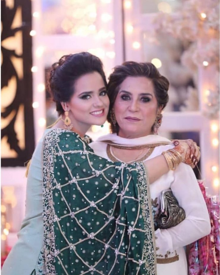 Parveen Akbar And Her Talented Family | Reviewit.pk