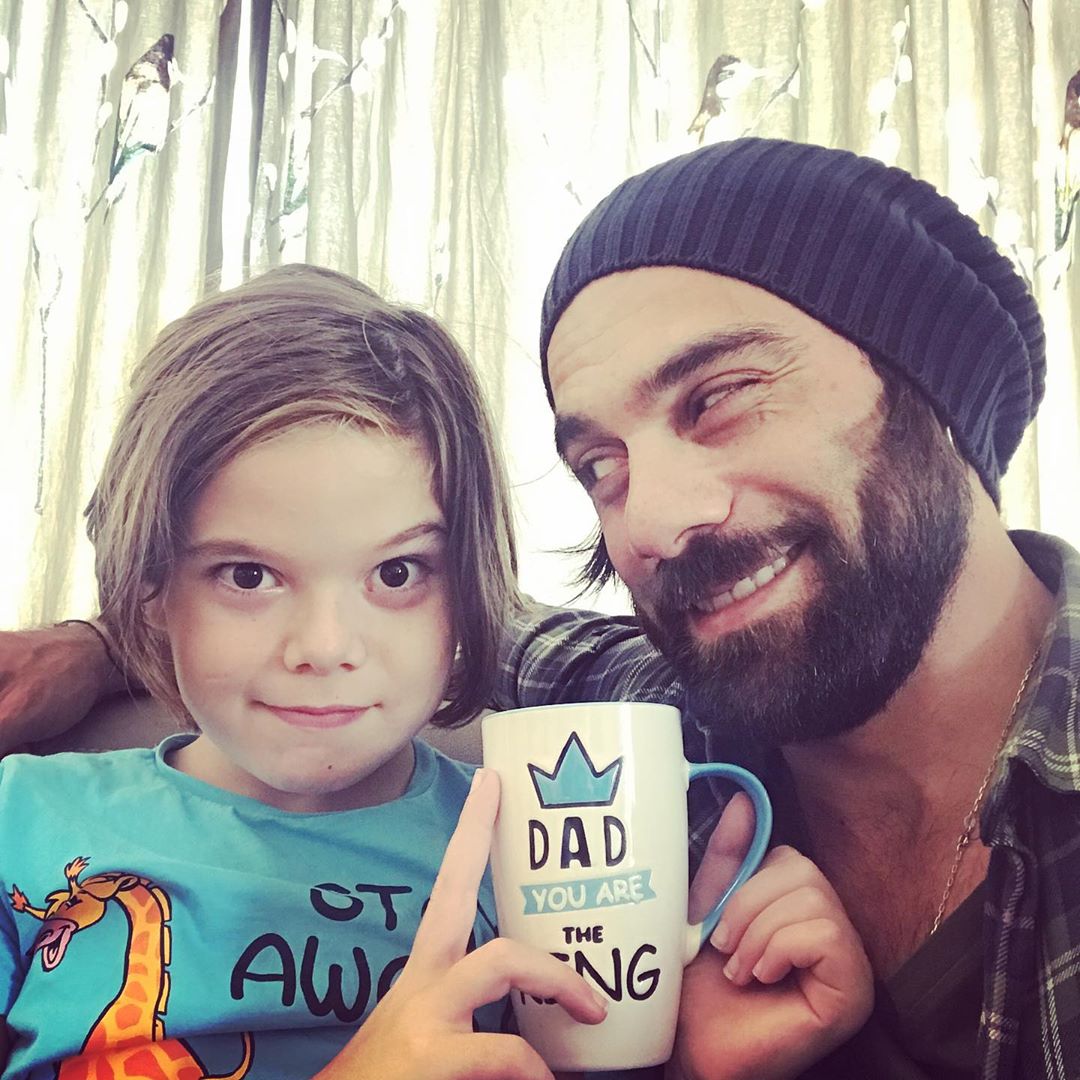 Adorable Pictures Of Cavit Cetin With His Son | Reviewit.pk