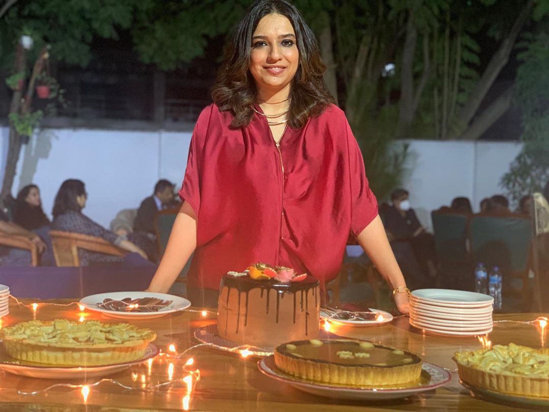 Anchor Maria Memon Celebrated 37th Birthday With Husband | Reviewit.pk