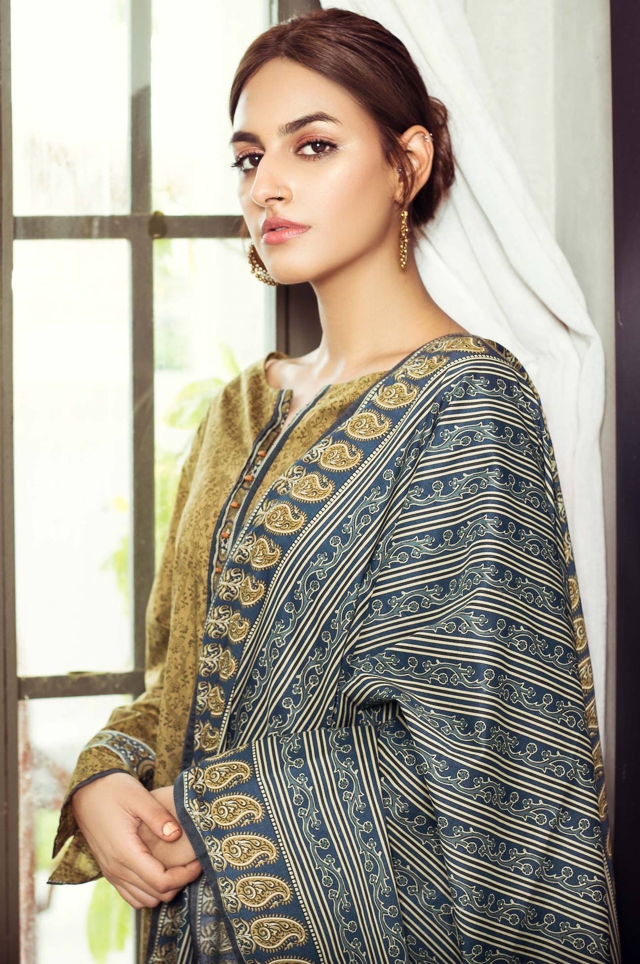 Anzela Abbasi Latest Photoshoot For Zeen Clothing | Reviewit.pk