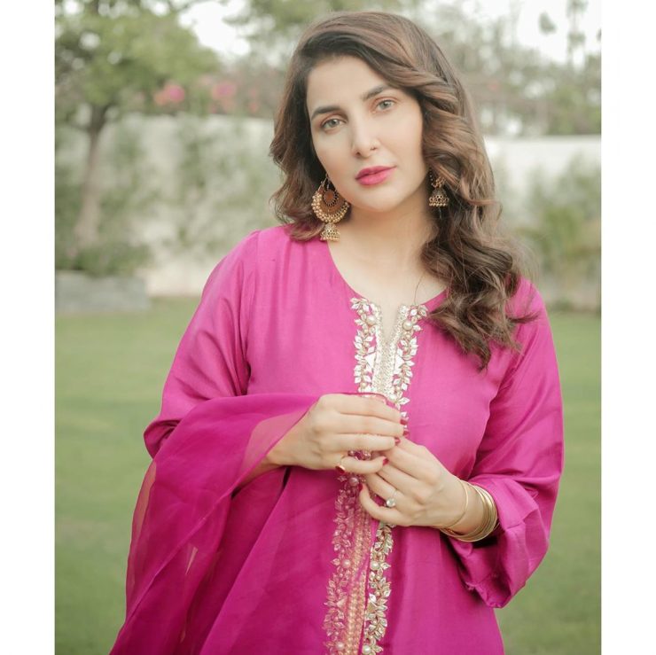 Areeba Habib Points Out Double Standards Of Audience | Reviewit.pk