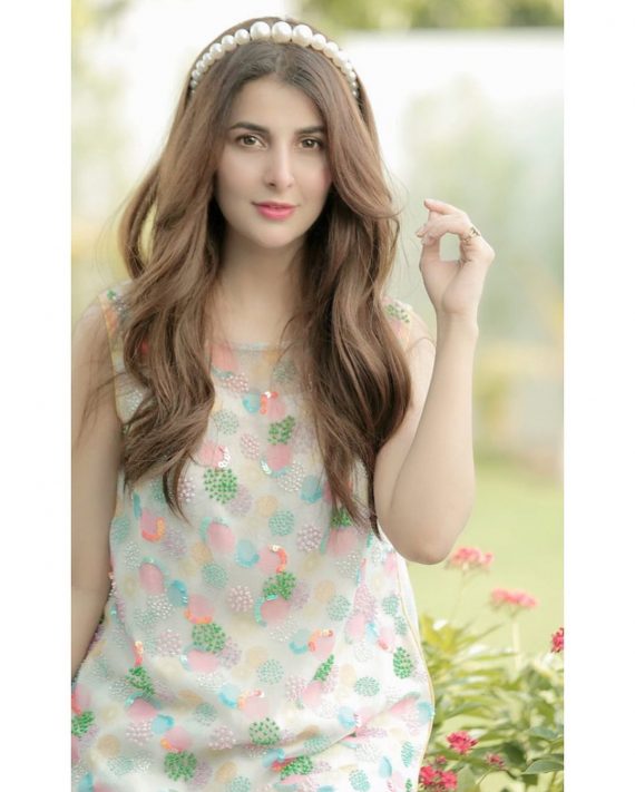 Areeba Habib Talking About Her Wish To Work With Three Popular Stars | Reviewit.pk