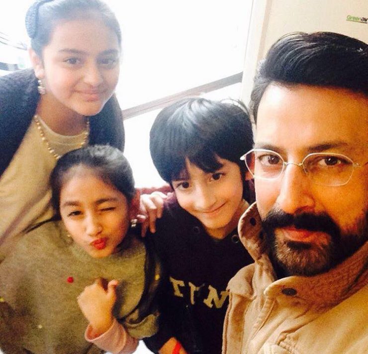 Babar Ali Shares Some Adorable Pictures With His Family | Reviewit.pk