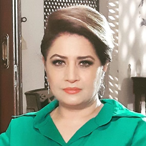 Atiqa Odho Shares Throwback Picture With Shah Rukh Khan | Reviewit.pk