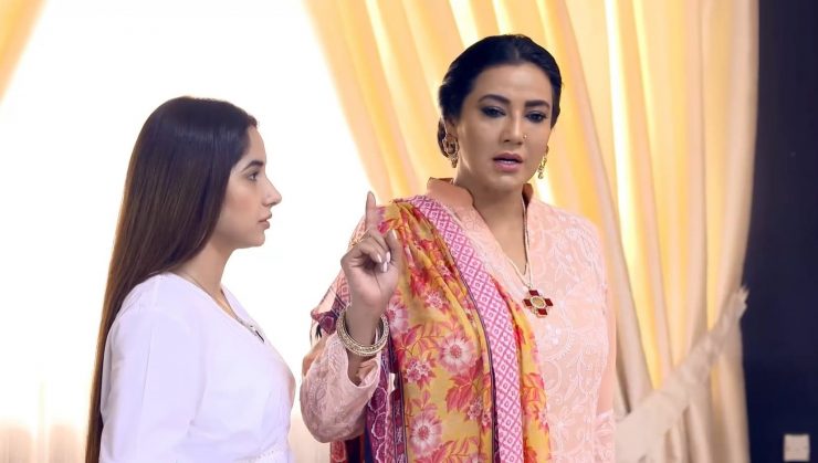 Sonya Hussain And Ayesha Gul Vacationing Together In New York | Reviewit.pk