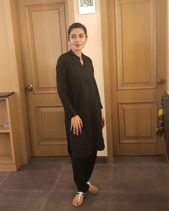 Arrest Warrants Issued For Iffat Omar & Ali Gul Pir | Reviewit.pk