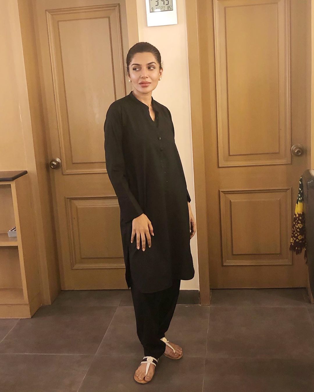 Arrest Warrants Issued For Iffat Omar & Ali Gul Pir | Reviewit.pk