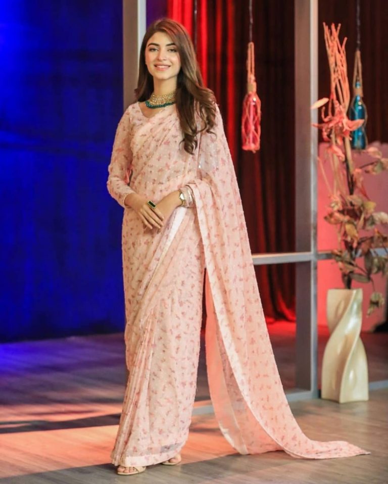 Kinza Hashmi Looks Pretty In Gorgeous Saree | Reviewit.pk
