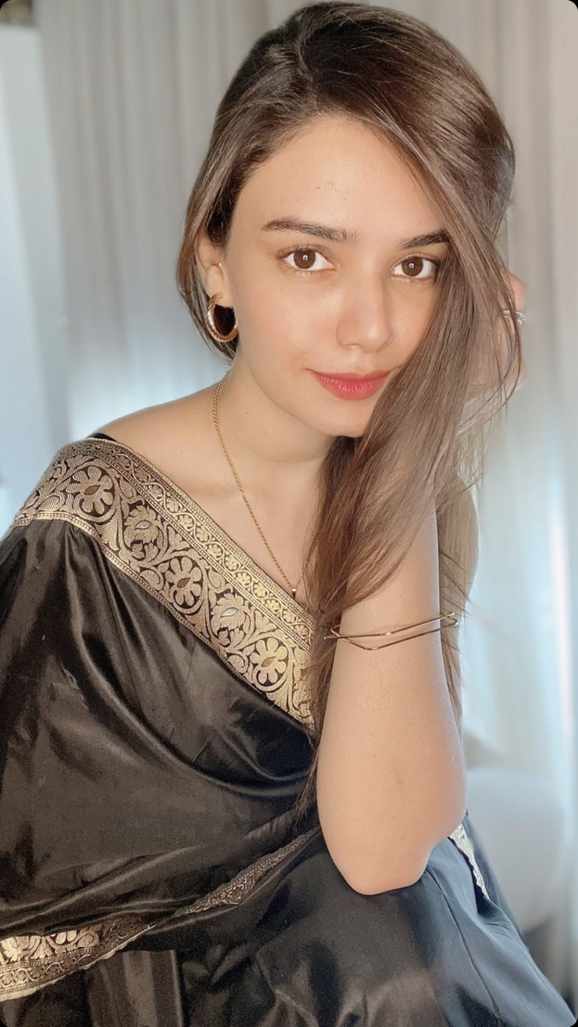 Latest Pictures Of Kiran Haq In Black Saree | Reviewit.pk