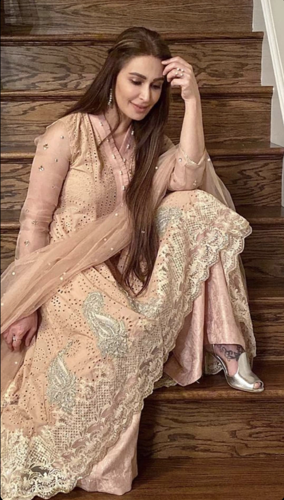 Reema Khan Looks Elegantly Beautiful In Latest Pictures | Reviewit.pk