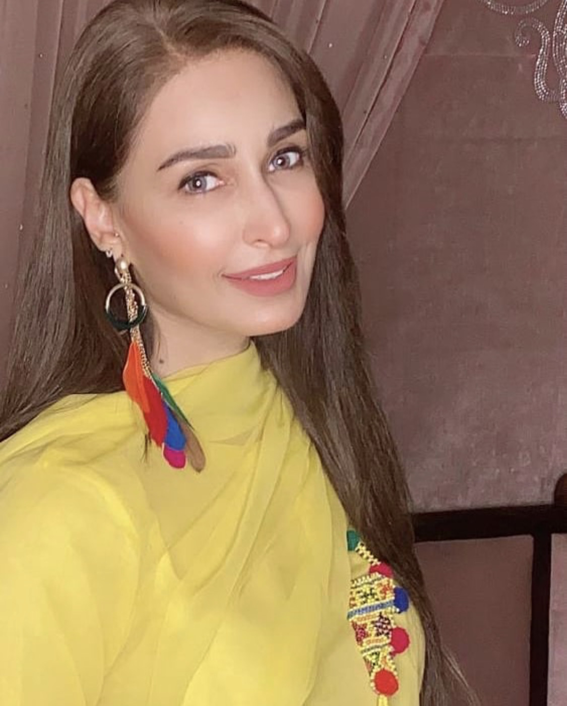 Reema Khan Looks Elegantly Beautiful In Latest Pictures | Reviewit.pk