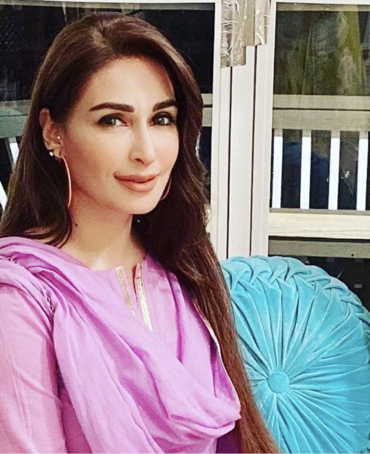 Reema Khan Looks Elegantly Beautiful In Latest Pictures | Reviewit.pk