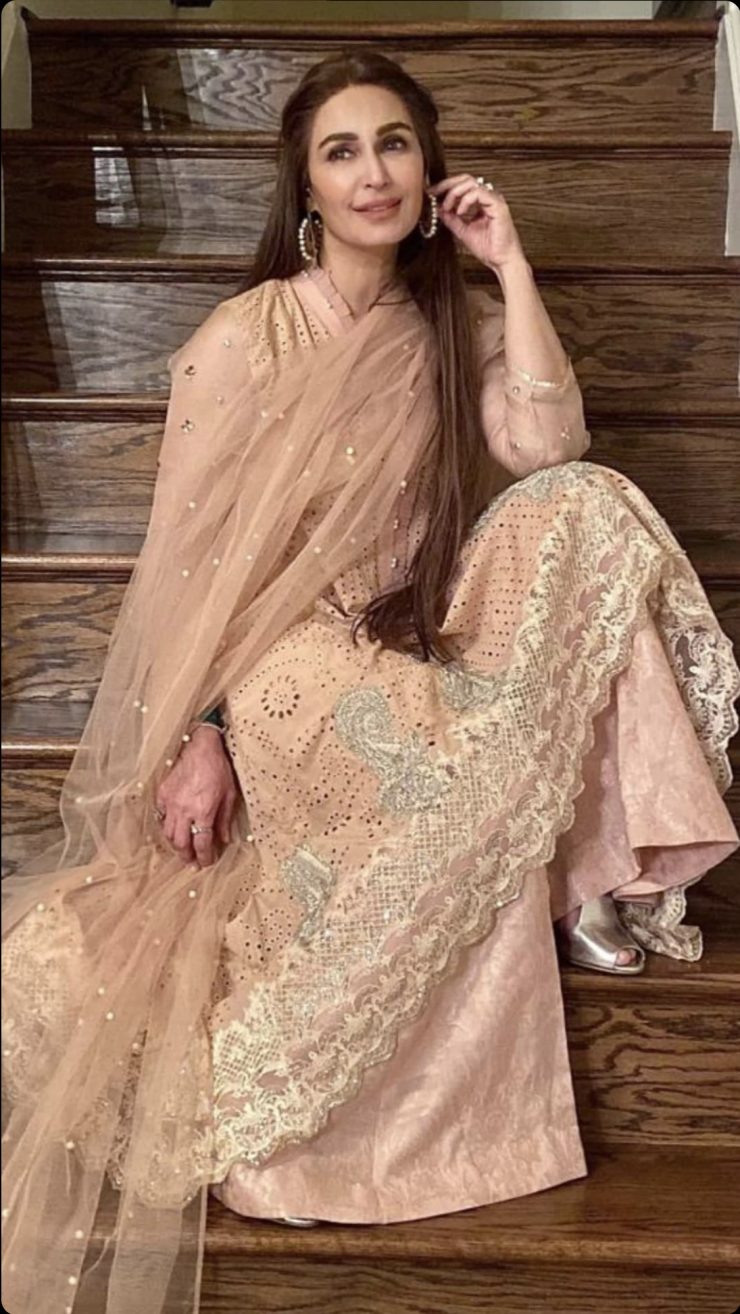 Reema Khan Looks Elegantly Beautiful In Latest Pictures | Reviewit.pk