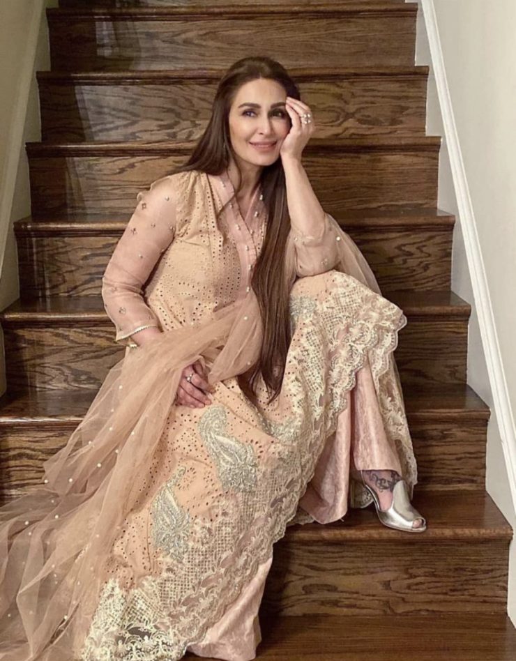 Reema Khan Looks Elegantly Beautiful In Latest Pictures | Reviewit.pk