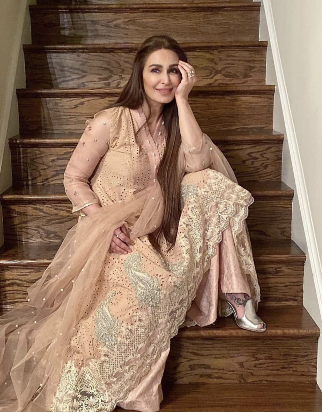 Reema Khan Looks Elegantly Beautiful In Latest Pictures | Reviewit.pk