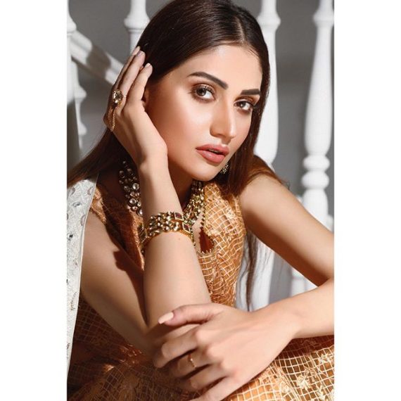 Stunning Anam Tanveer Is Giving Us Major Style Goals | Reviewit.pk