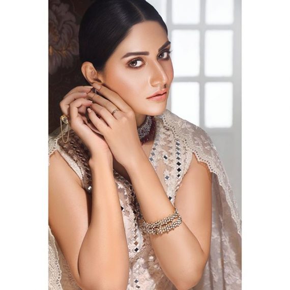 Stunning Anam Tanveer Is Giving Us Major Style Goals | Reviewit.pk