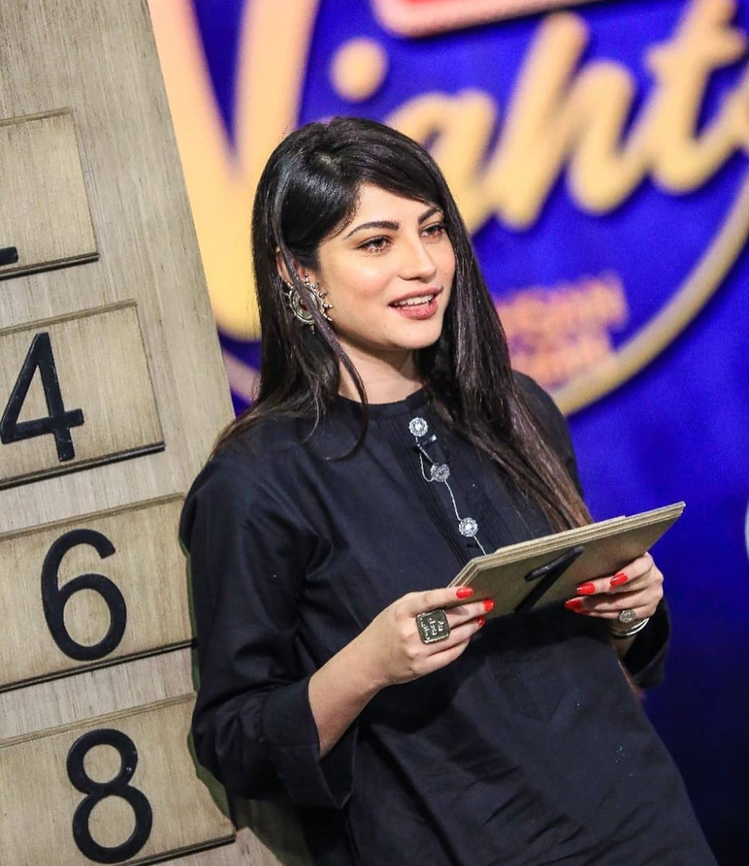 Stunning Pictures Of Neelum Munir From The Sets Of Bol Nights | Reviewit.pk