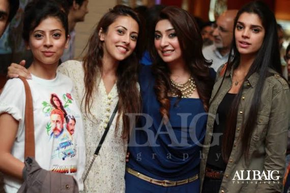 Pakistani Celebrities Who Have Identical Twins | Reviewit.pk