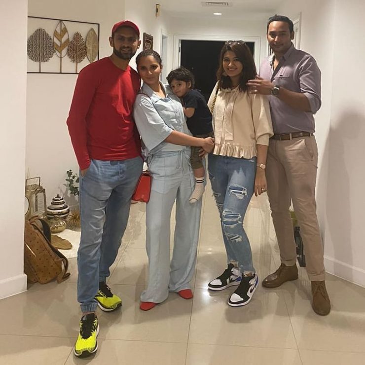 Shoaib Malik Spotted Spending Quality Time With His Family | Reviewit.pk