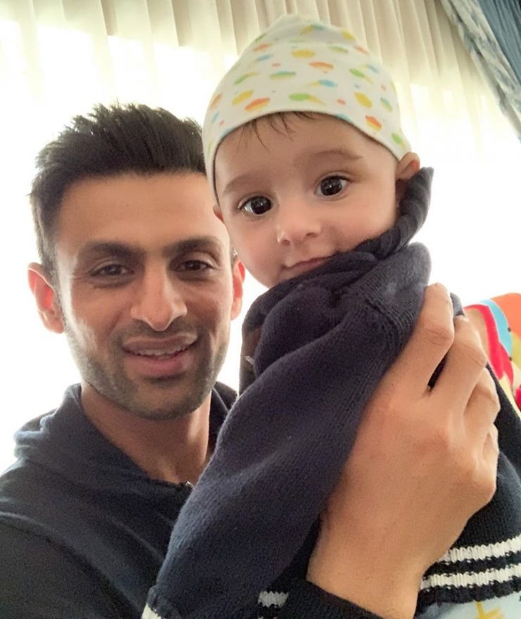 Shoaib Malik Spotted Spending Quality Time With His Family | Reviewit.pk