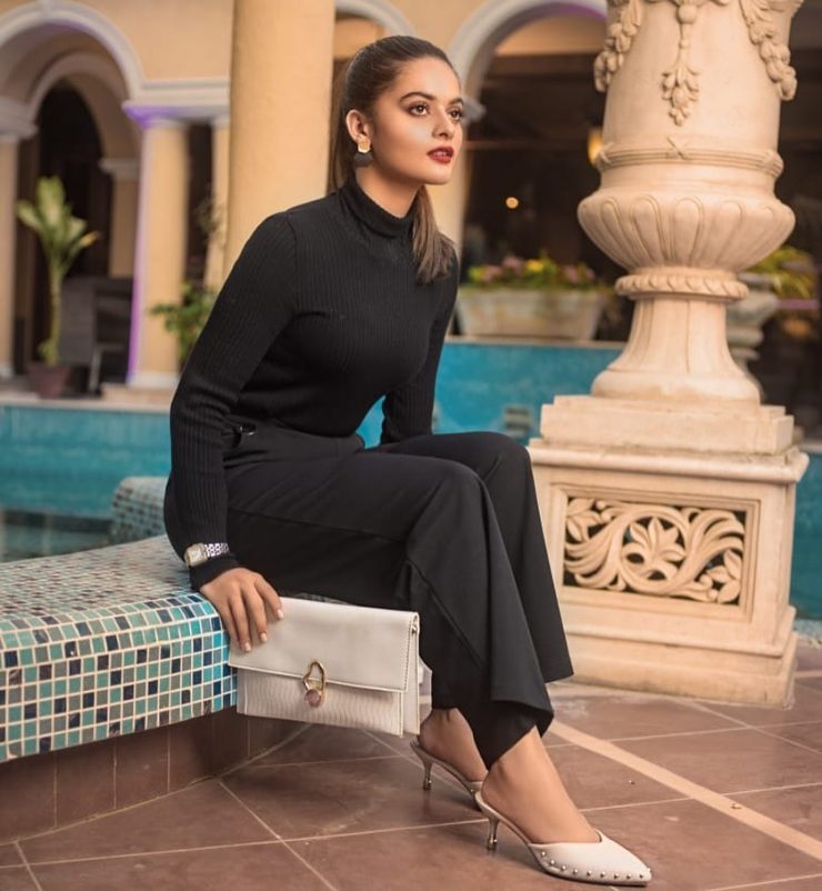 30 Latest Pictures Of Minal Khan In Western Wear | Reviewit.pk
