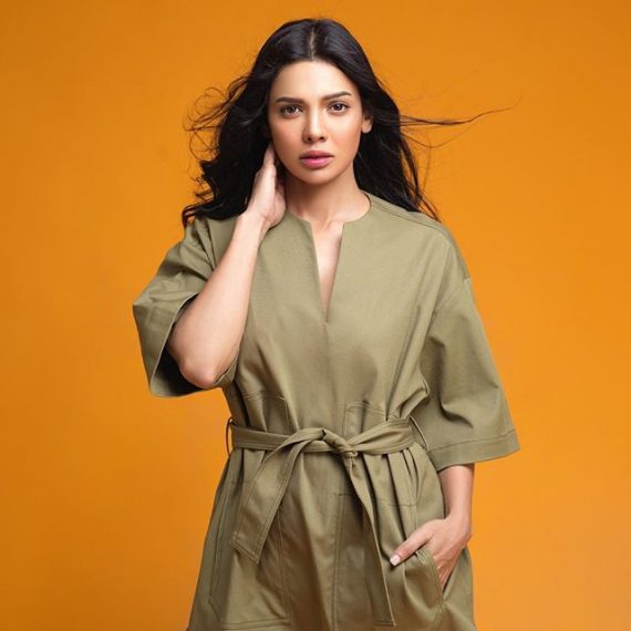 Latest Clicks Of Actress Sarah Loren | Reviewit.pk