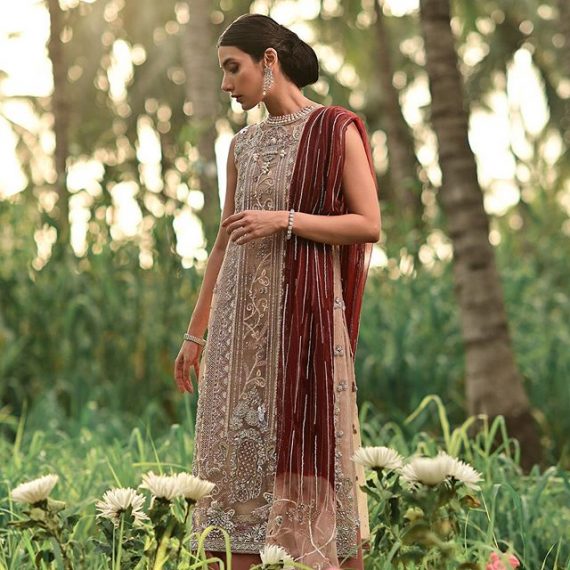 Eman Suleman Looks Gorgeous In Latest Shoot | Reviewit.pk