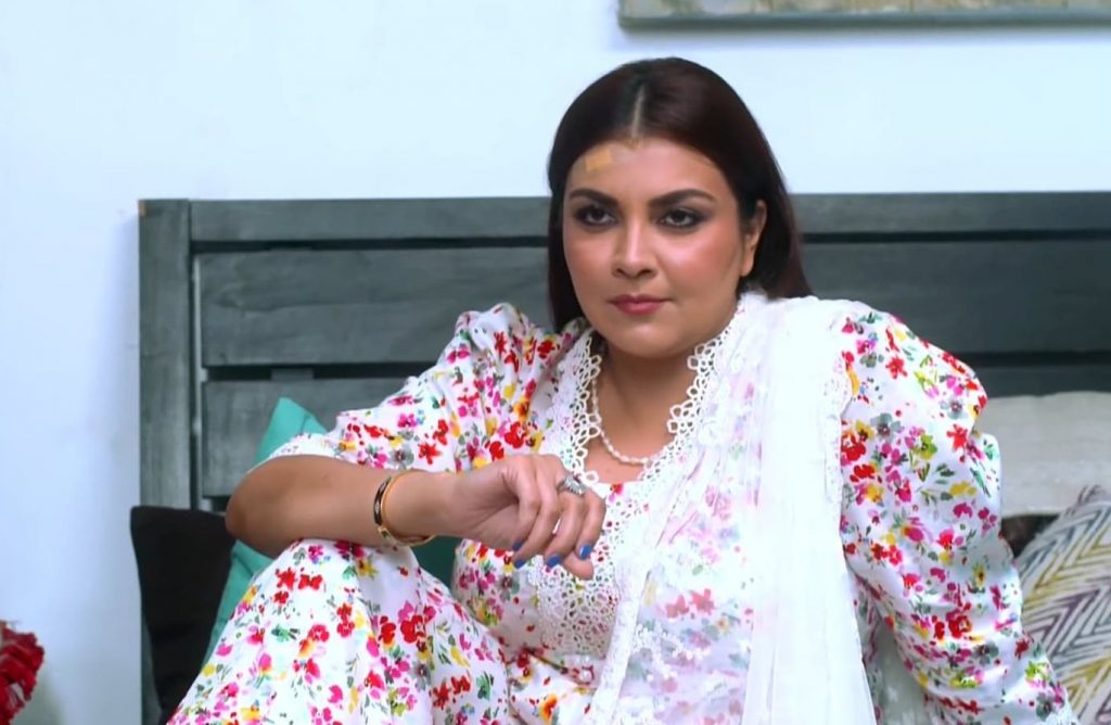 Beautiful Dresses of Faiza Hassan From Drama Serial Nand | Reviewit.pk