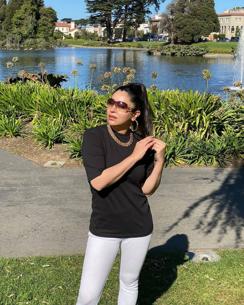 Singer Komal Rizvi Latest Beautiful Photos from USA | Reviewit.pk