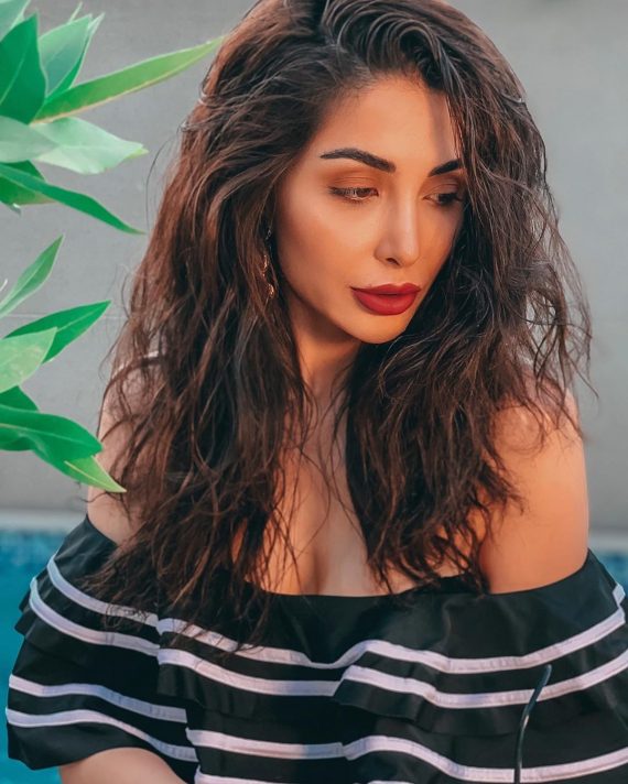 Sabeeka Imam Pulling off Traditional Bridal Look Like A Pro | Reviewit.pk