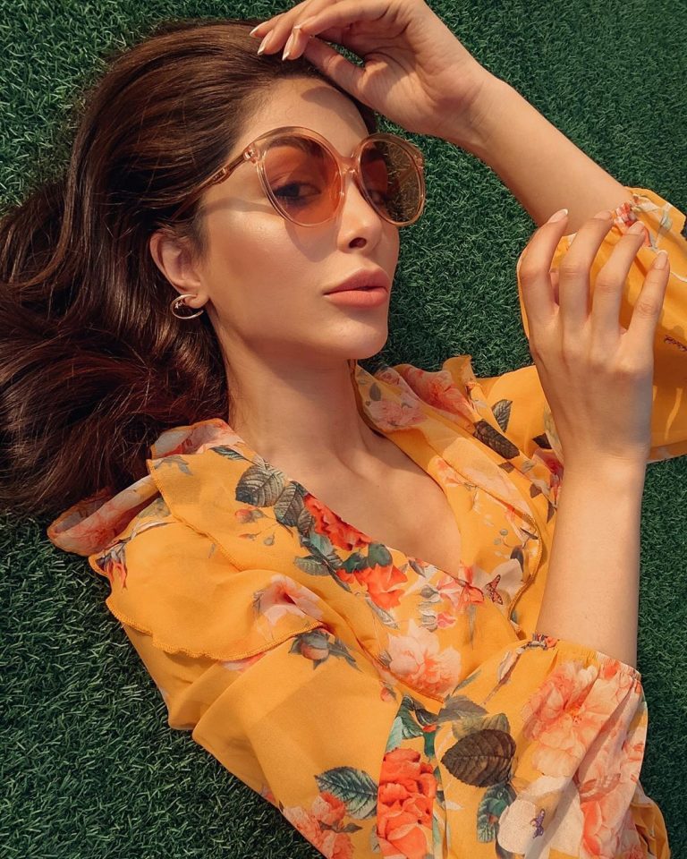 Sabeeka Imam Pictures While Posing In Pool | Reviewit.pk