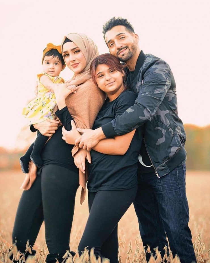 Sham Idrees Latest Photos With His Daughters And Wife | Reviewit.pk