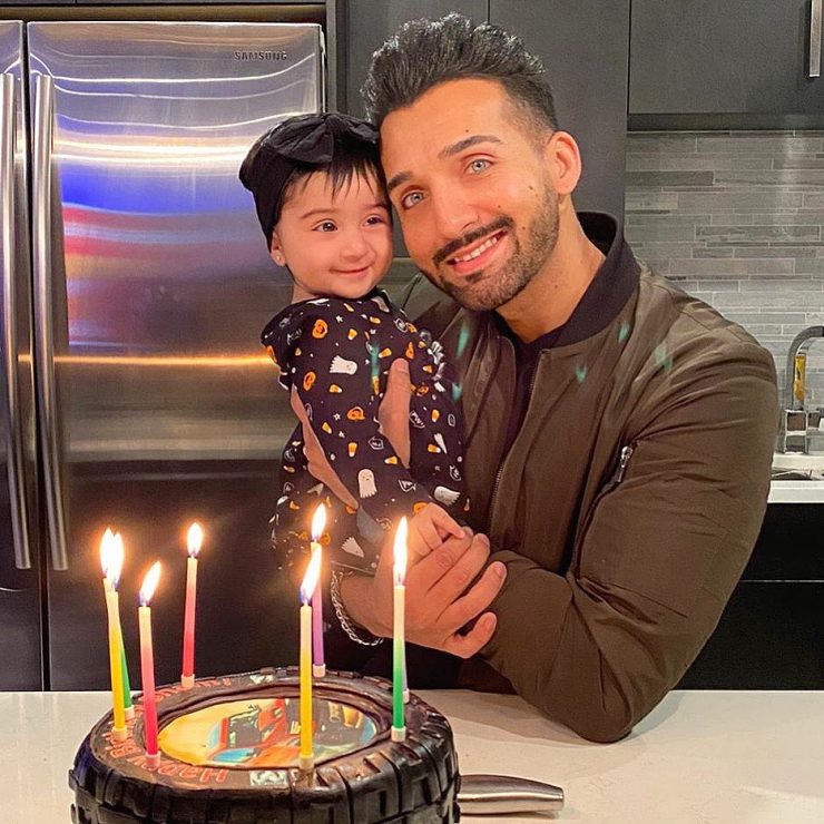 Sham Idrees Celebrated Birthday With Family | Reviewit.pk