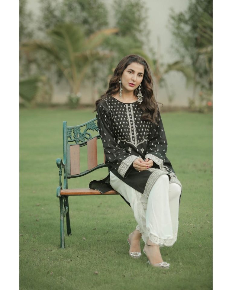 Glamorous Areeba Habib In Zainab Chottanis Latest Collection | Reviewit.pk
