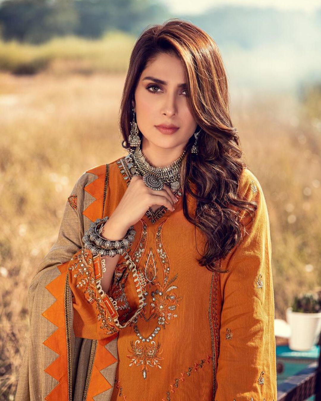 Ayeza Khan Nails The Ethereal Look In Her Latest Shoot | Reviewit.pk