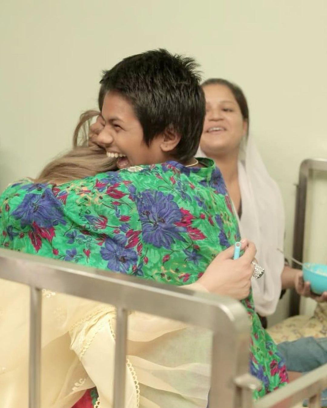 Humaima Malick With Her Sister Dua Visited Orphanage | Reviewit.pk