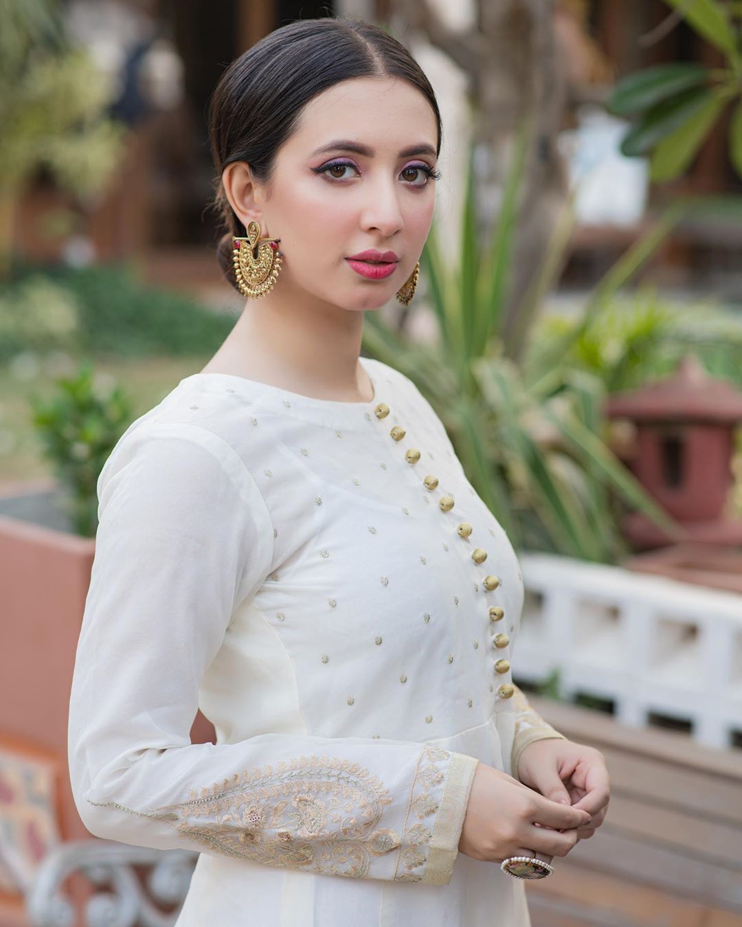 Komal Aziz Khan Feels Safer Abroad Than In Pakistan | Reviewit.pk