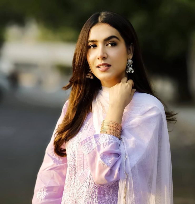 Mansha Pasha Oozes Elegance And Grace In Saree | Reviewit.pk