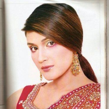 Zara Sheikh Is All Set To Make Her Drama Debut | Reviewit.pk
