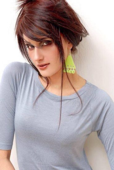 Zara Sheikh Is All Set To Make Her Drama Debut | Reviewit.pk