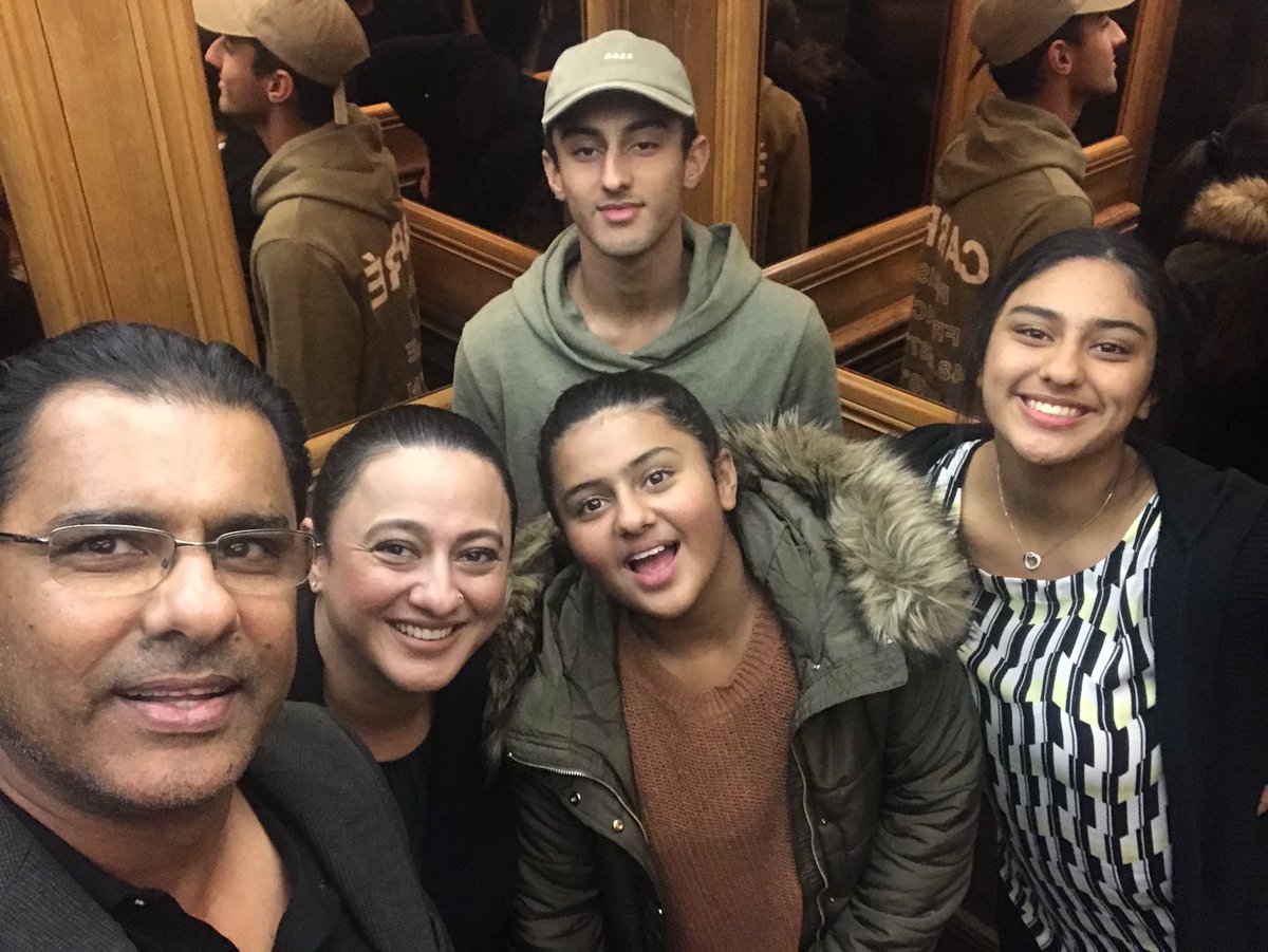 25 Pictures Of The Famous Waqar Younis With Family | Reviewit.pk