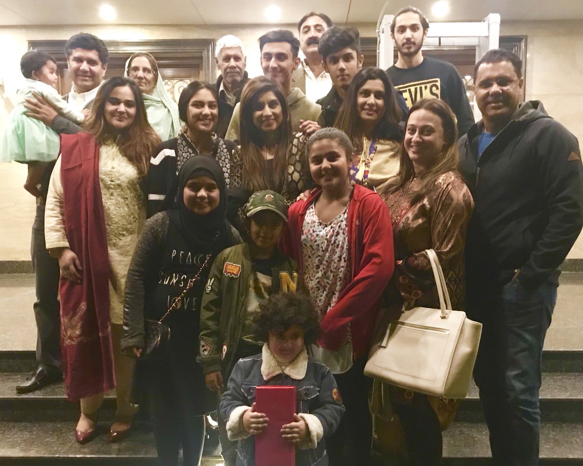 25 Pictures Of The Famous Waqar Younis With Family | Reviewit.pk