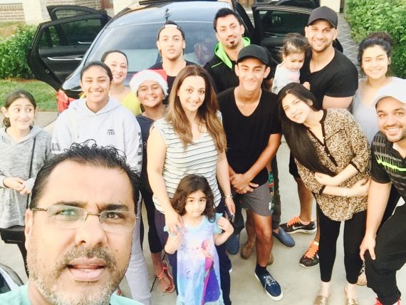 25 Pictures Of The Famous Waqar Younis With Family | Reviewit.pk