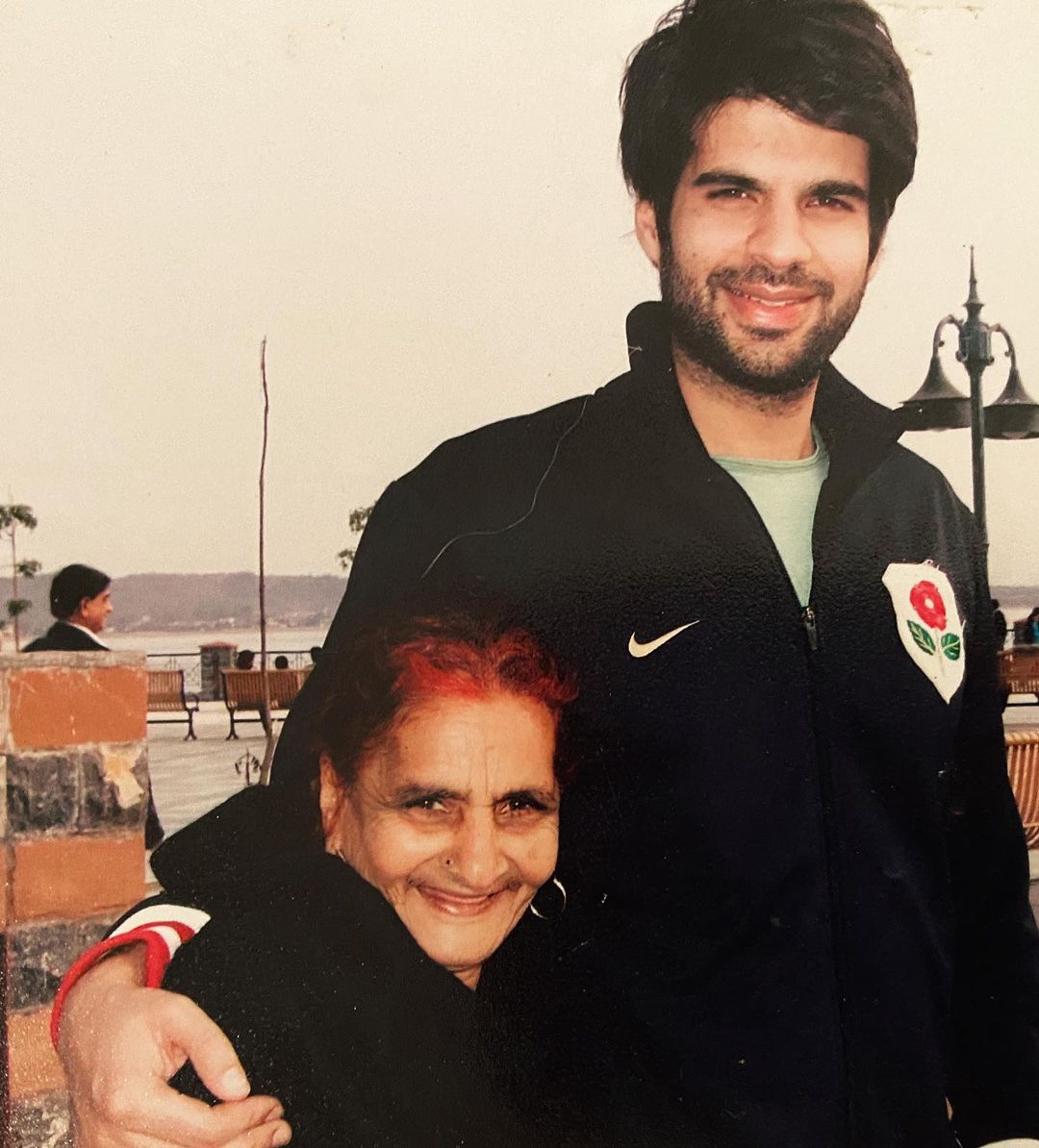 Lovely Photos Of Adnan Malik With His Family | Reviewit.pk