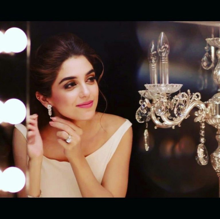 Beautiful Lux Brand Ambassadors of Pakistan | Reviewit.pk