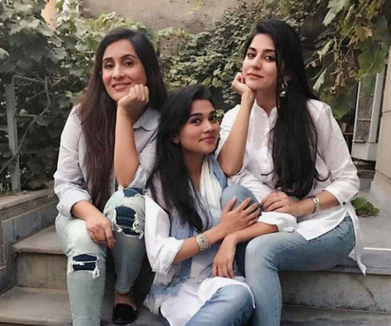 25 Adorable Photos Of Sanam Baloch With Her Sisters | Reviewit.pk