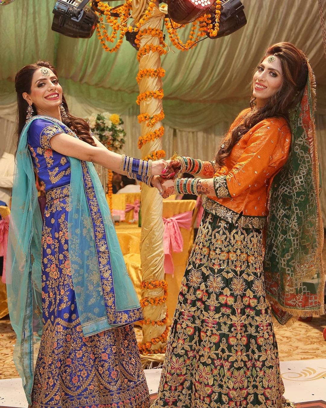 Couple Dance Of Kitchen With Amna On Her Reception | Reviewit.pk