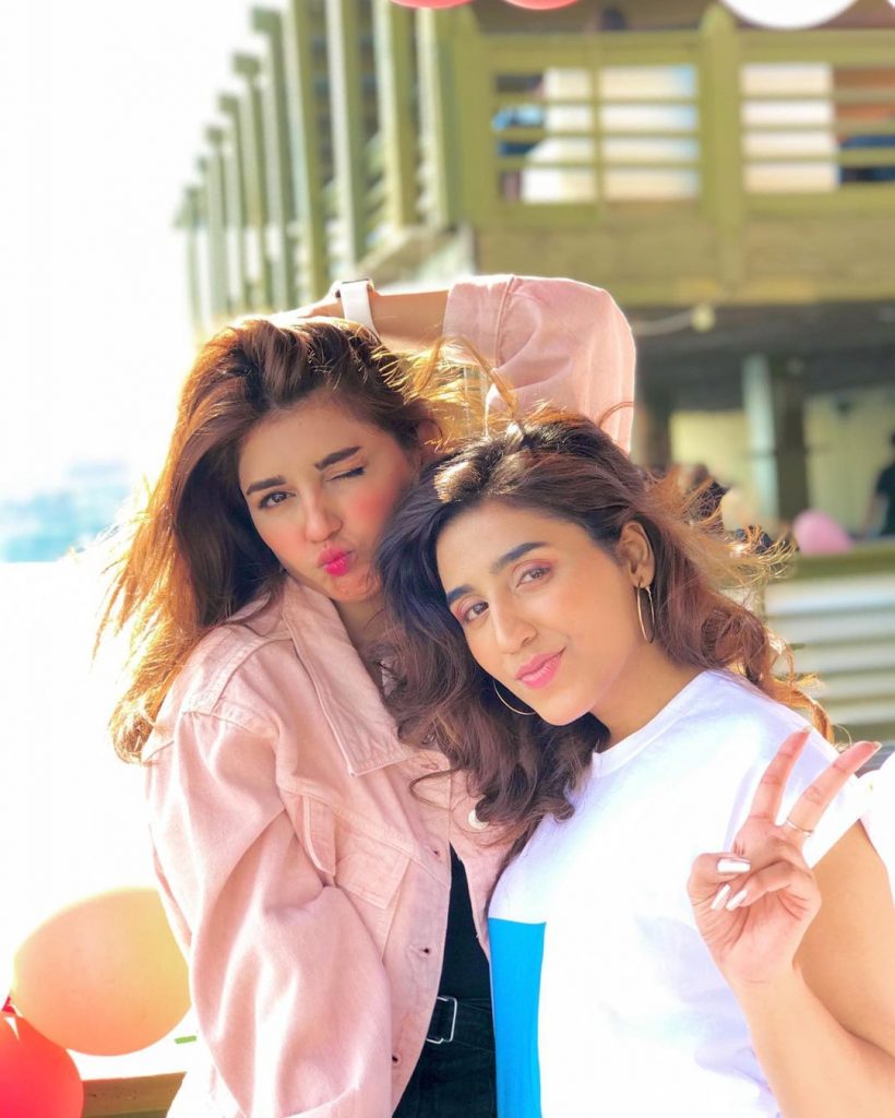 Actress Anumta Qureshi with her Friends - Beautiful Pictures | Reviewit.pk