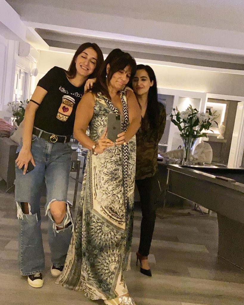Frieha Altaf Latest Clicks with Celebrities in a Party | Reviewit.pk